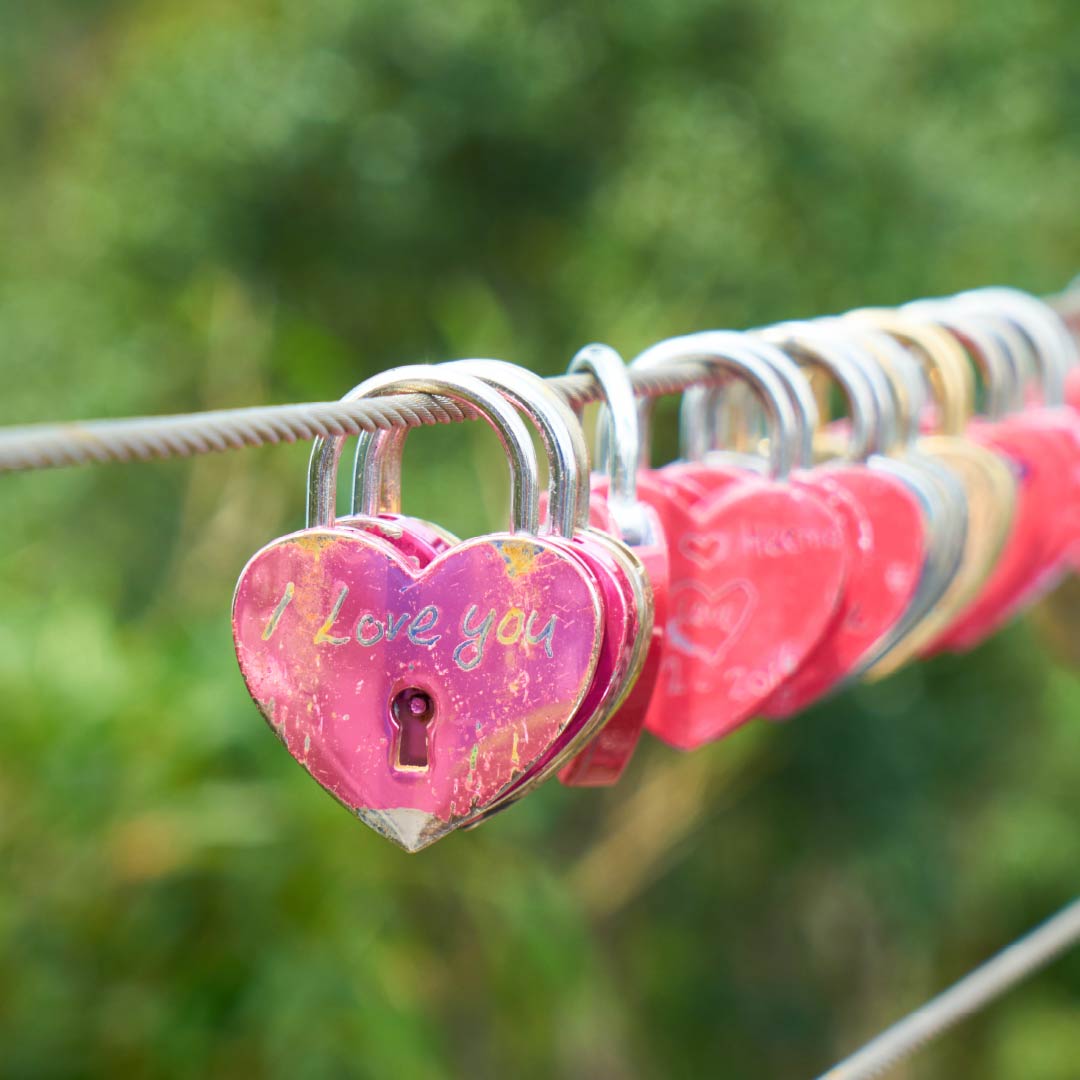 浮気調査を探偵に依頼すると何ができる？費用相場や慰謝料についても解説 | MATEY